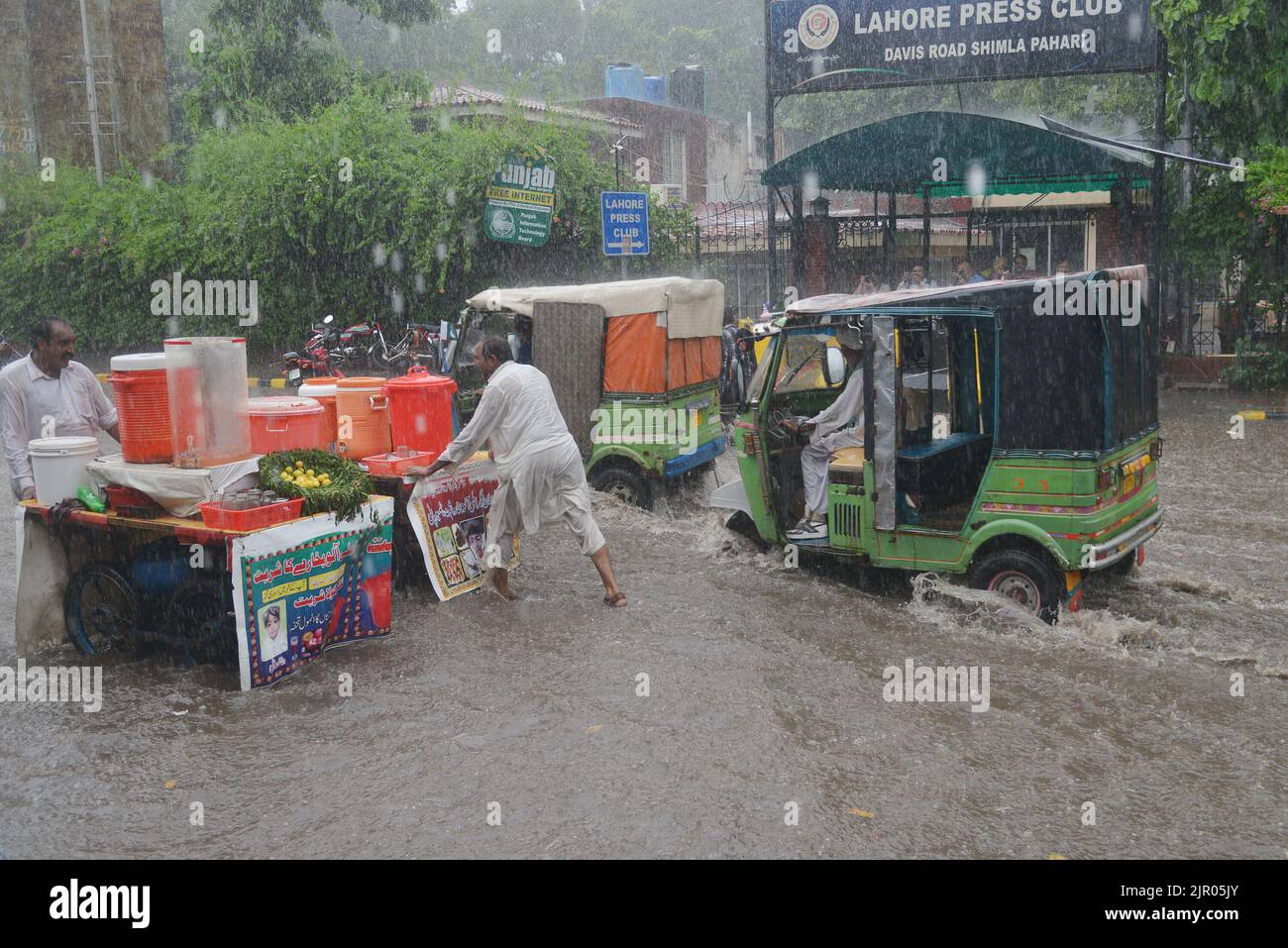 Lahore, Punjab, Pakistan. 20th Aug, 2022. Pakistani people on their way during heavy monsoon ...