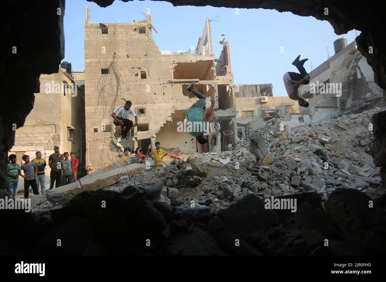 Rafah. 20th Aug, 2022. Young people practice parkour over the rubbles ...