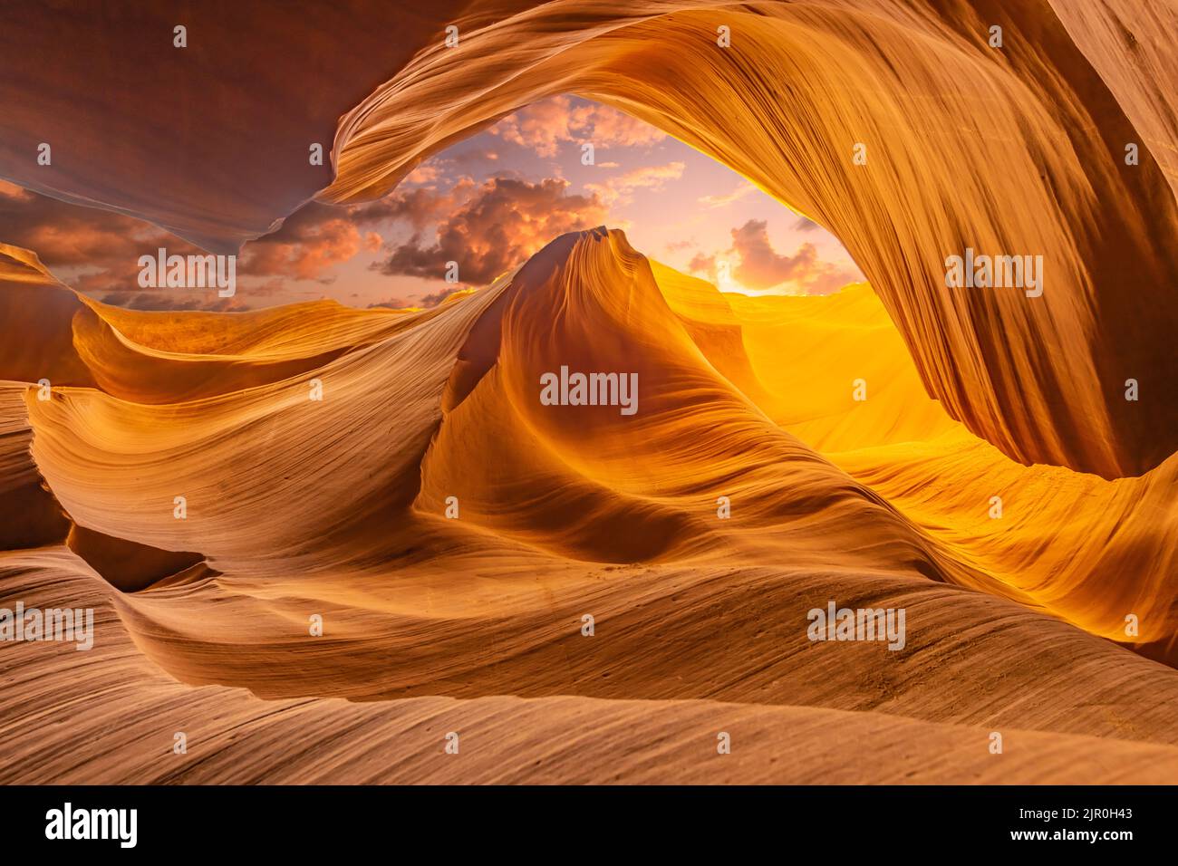 The beautiful sandstone formations of Antelope Canyon. Lake Powell ...