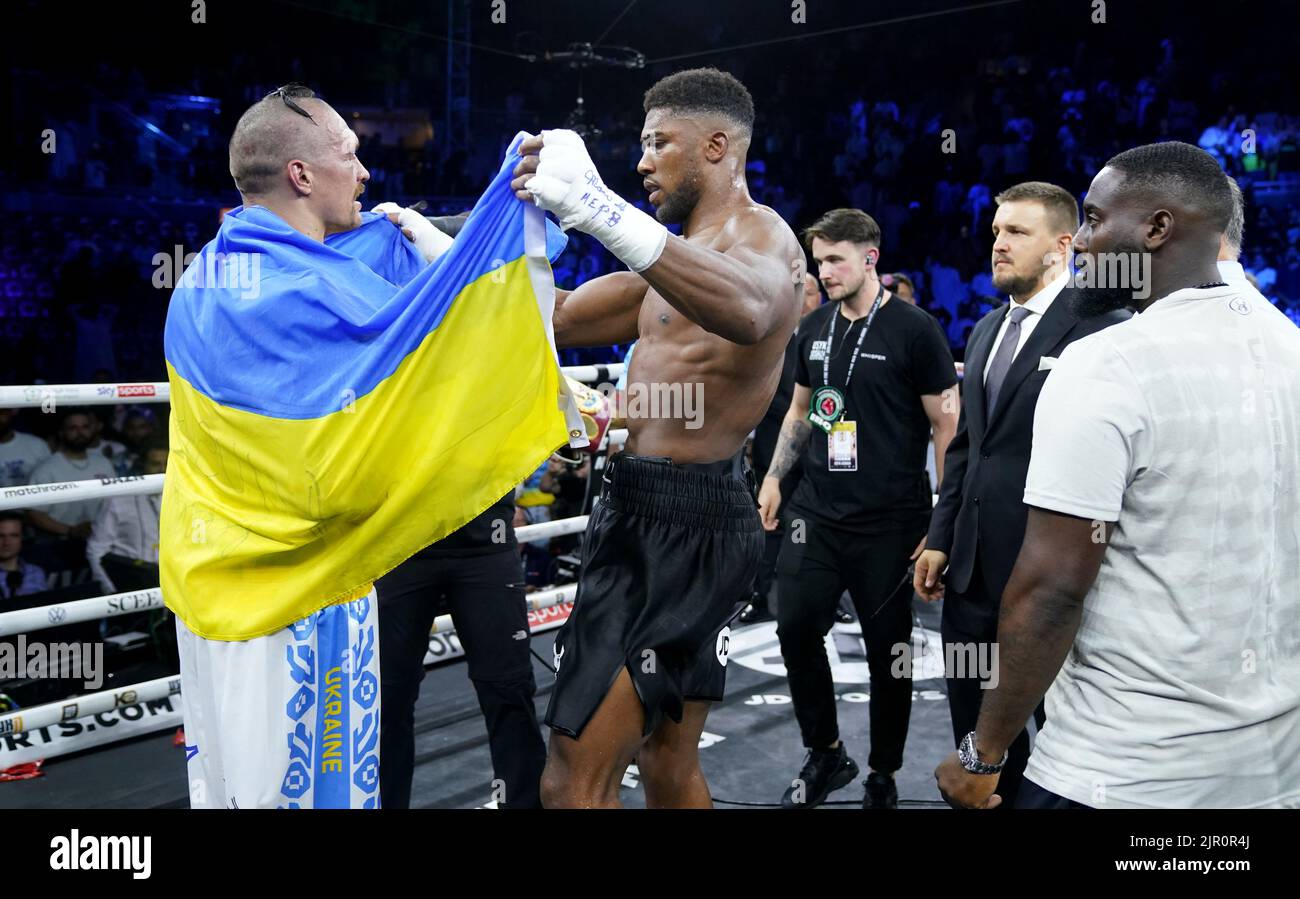 Anthony Joshua takes the Ukrainian flag off the shoulders of Oleksandr ...