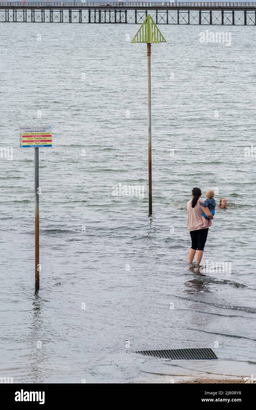 Southend on Sea, Essex, UK. 21st Aug, 2022. The hot weather is ...