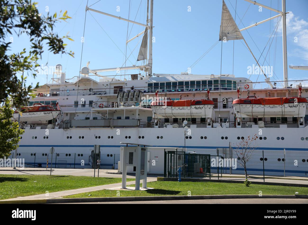 The sailing boat and cruise ship "Club Med 2" arrived in the port of ...