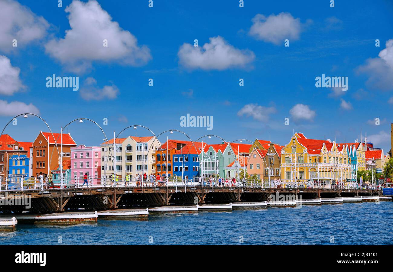 Queen-Emma-Bridge in the centre of Willemstad, Curaçao, Caribbean Stock ...