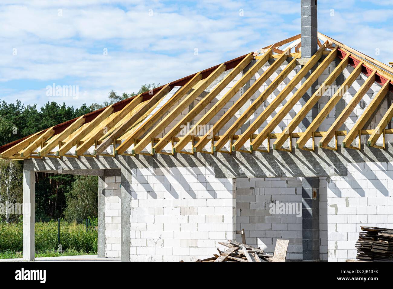 Roof trusses connected to the roof truss, not covered with a roof, with ...