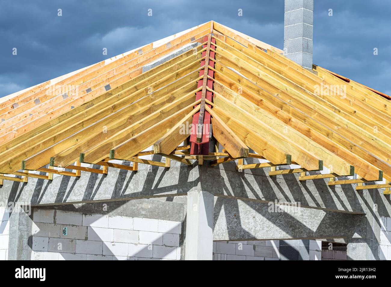 Roof trusses connected to the roof truss, not covered with a roof, with ...