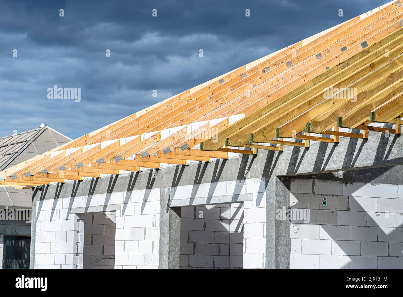 Roof trusses connected to the roof truss, not covered with a roof, with ...