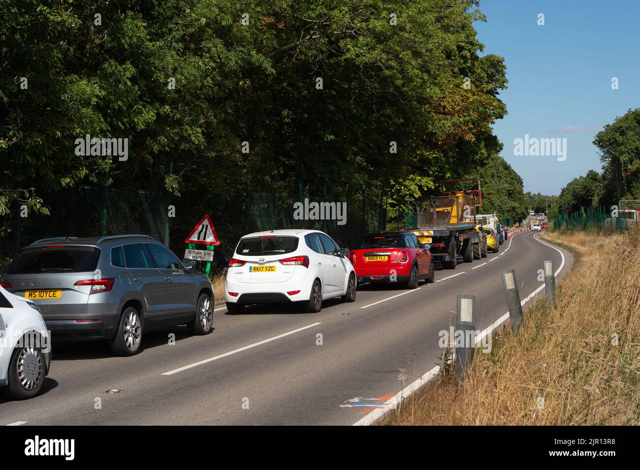 Wendover, Buckinghamshire, UK. 19th August, 2022. Queuing traffic on ...