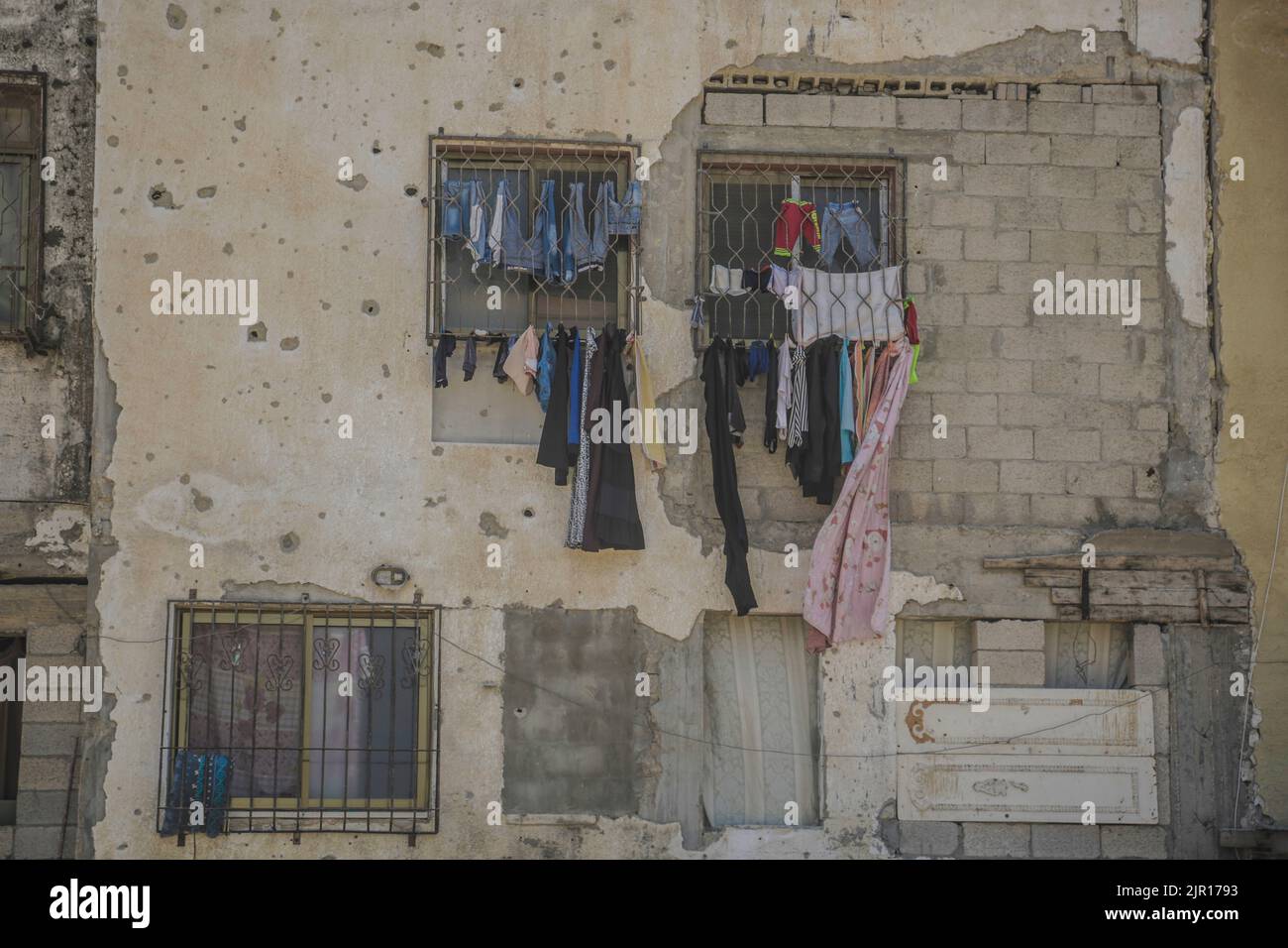 Gaza, Palestinian families from Gaza hang their clothes on the ...