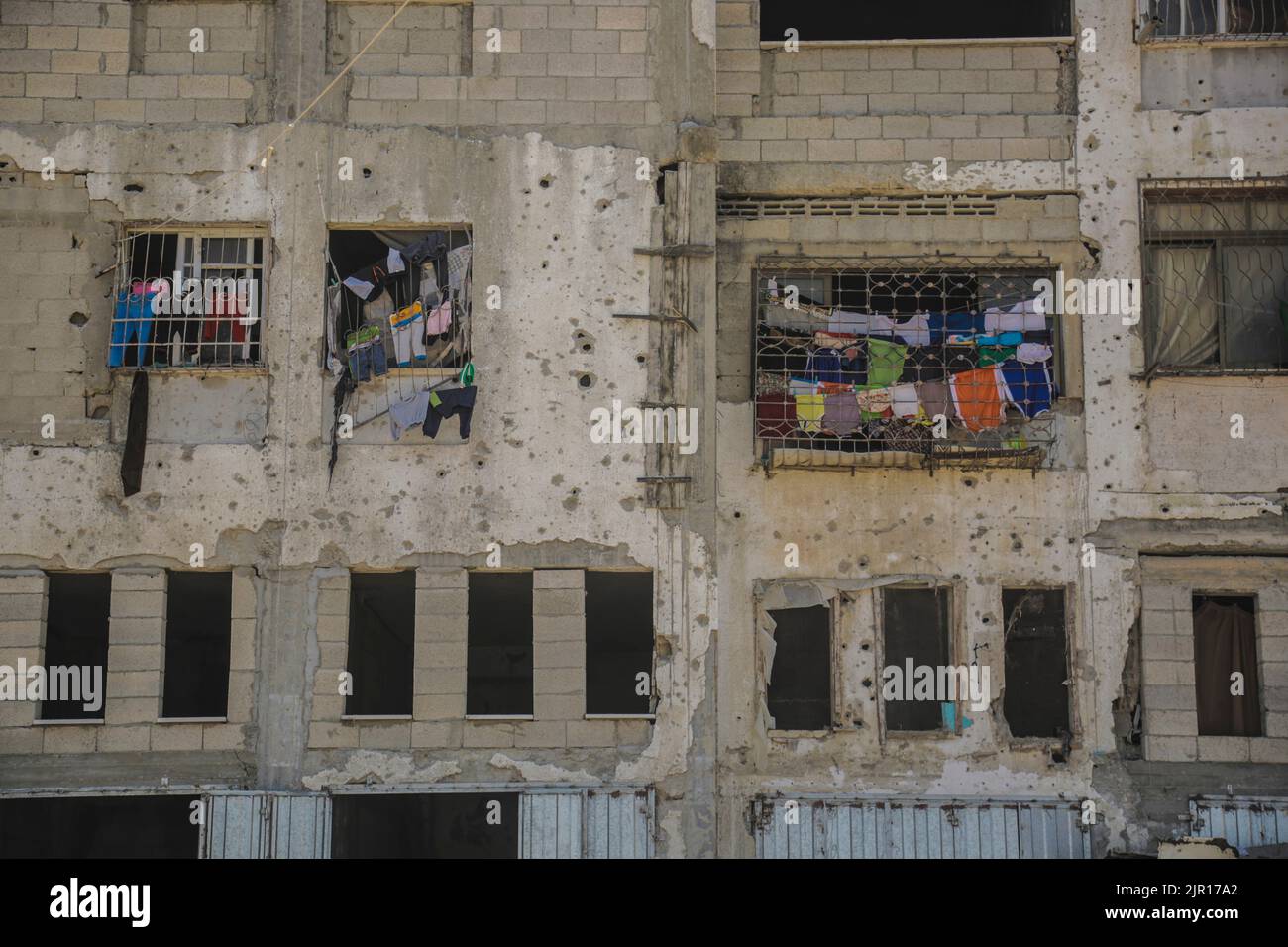 Gaza, Palestinian families from Gaza hang their clothes on the ...