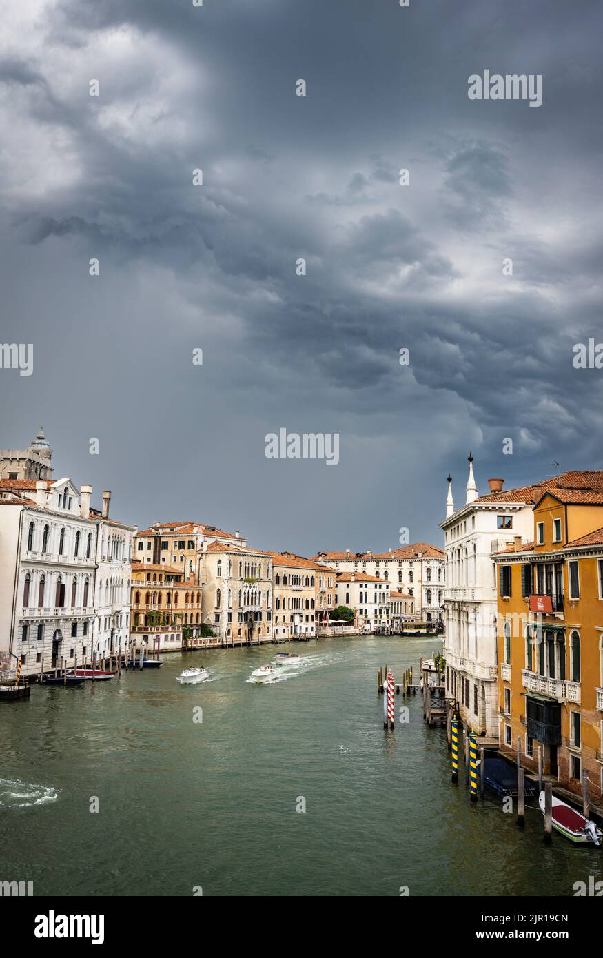 Storm clouds gather over the Grand Canal near the Rialto Bridge, Venice ...