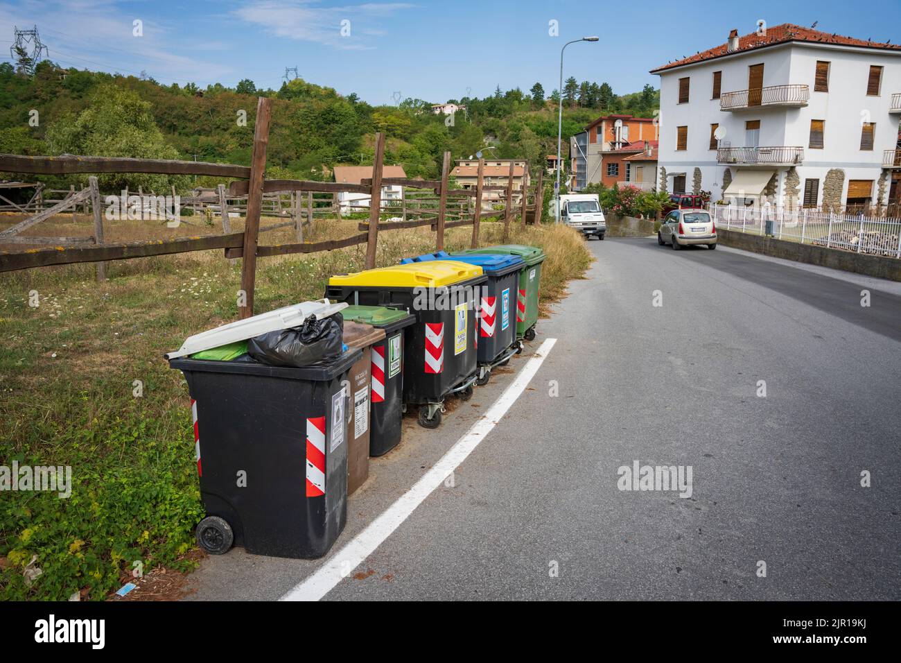 Domestic refuse bin hi-res stock photography and images - Alamy