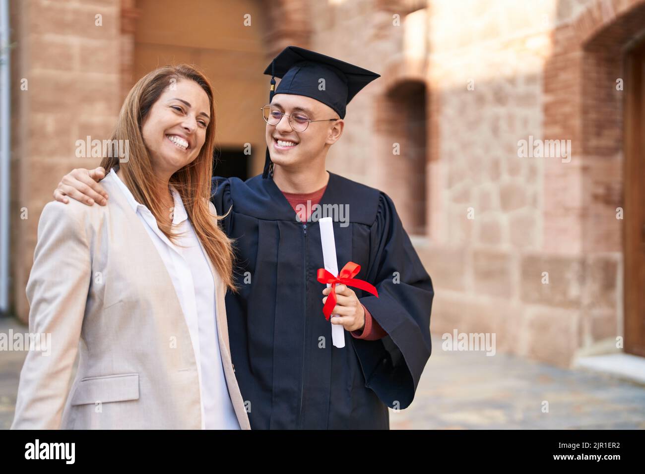 Hispanic graduate family hi-res stock photography and images - Alamy