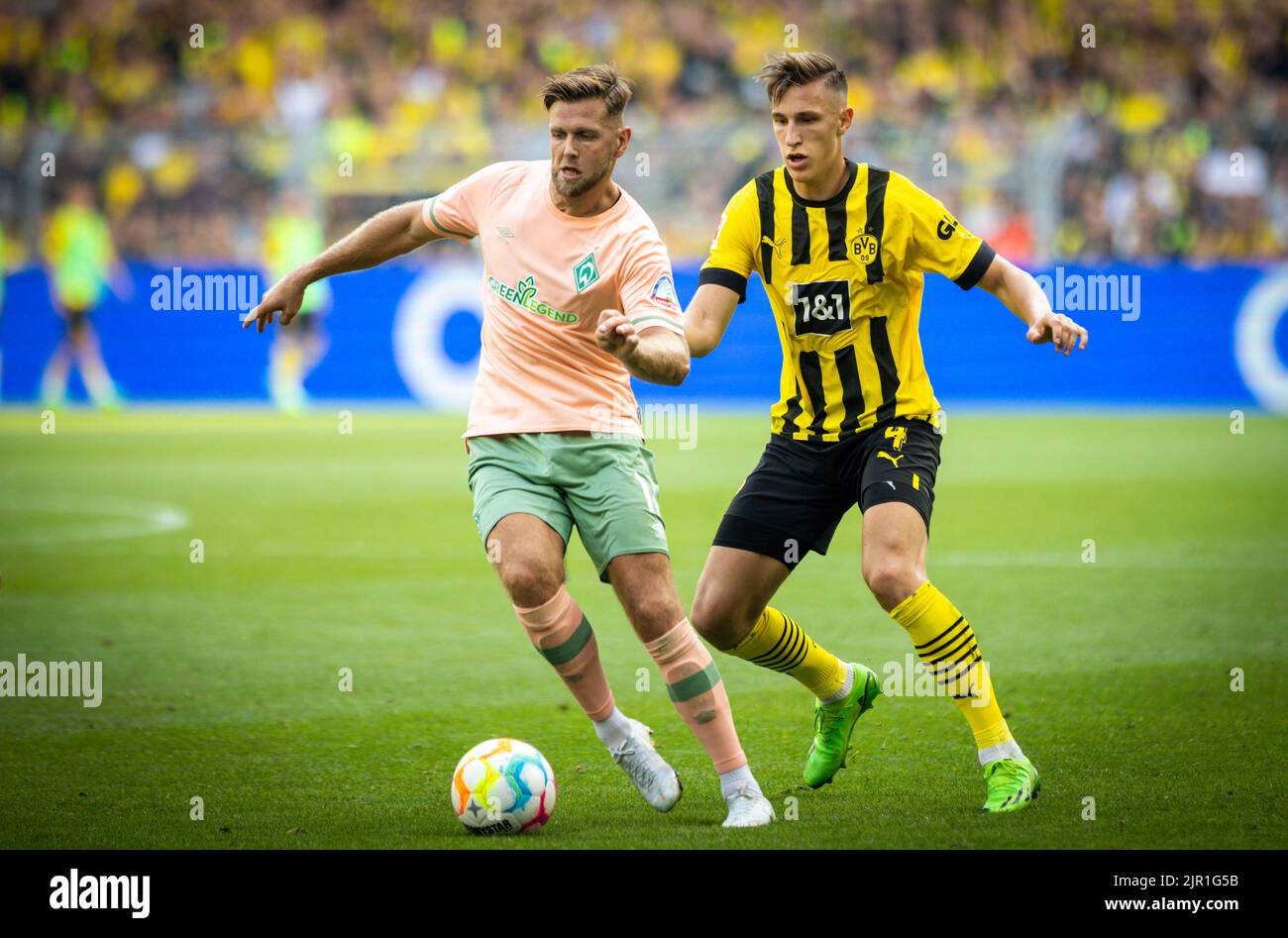 Niclas Füllkrug (Werder), Nico Schlotterbeck (BVB) Borussia Dortmund ... Niclas Füllkrug (Werder), Nico Schlotterbeck (BVB) Borussia Dortmund ...