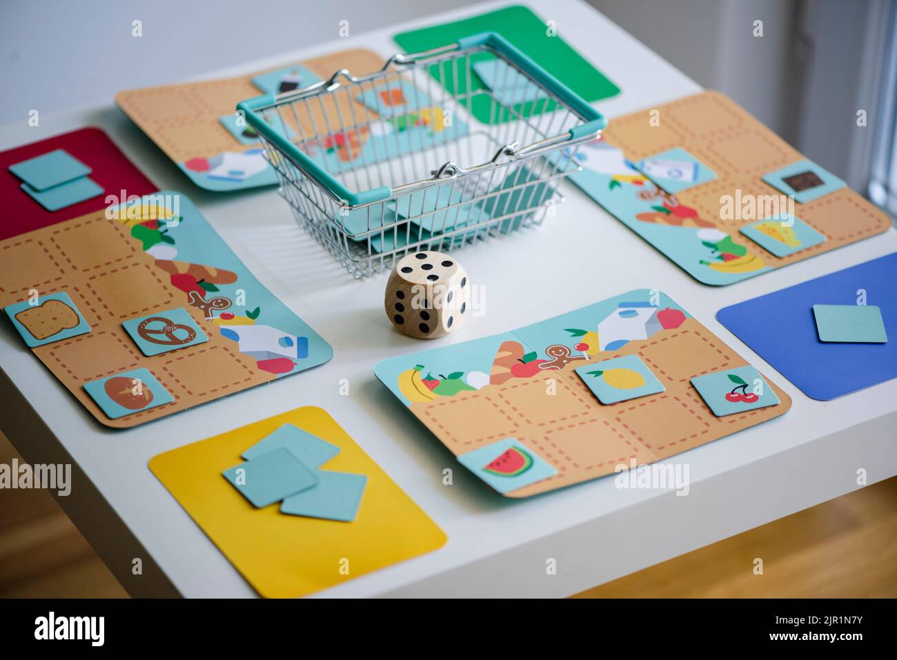 Family game board Stock Photo - Alamy