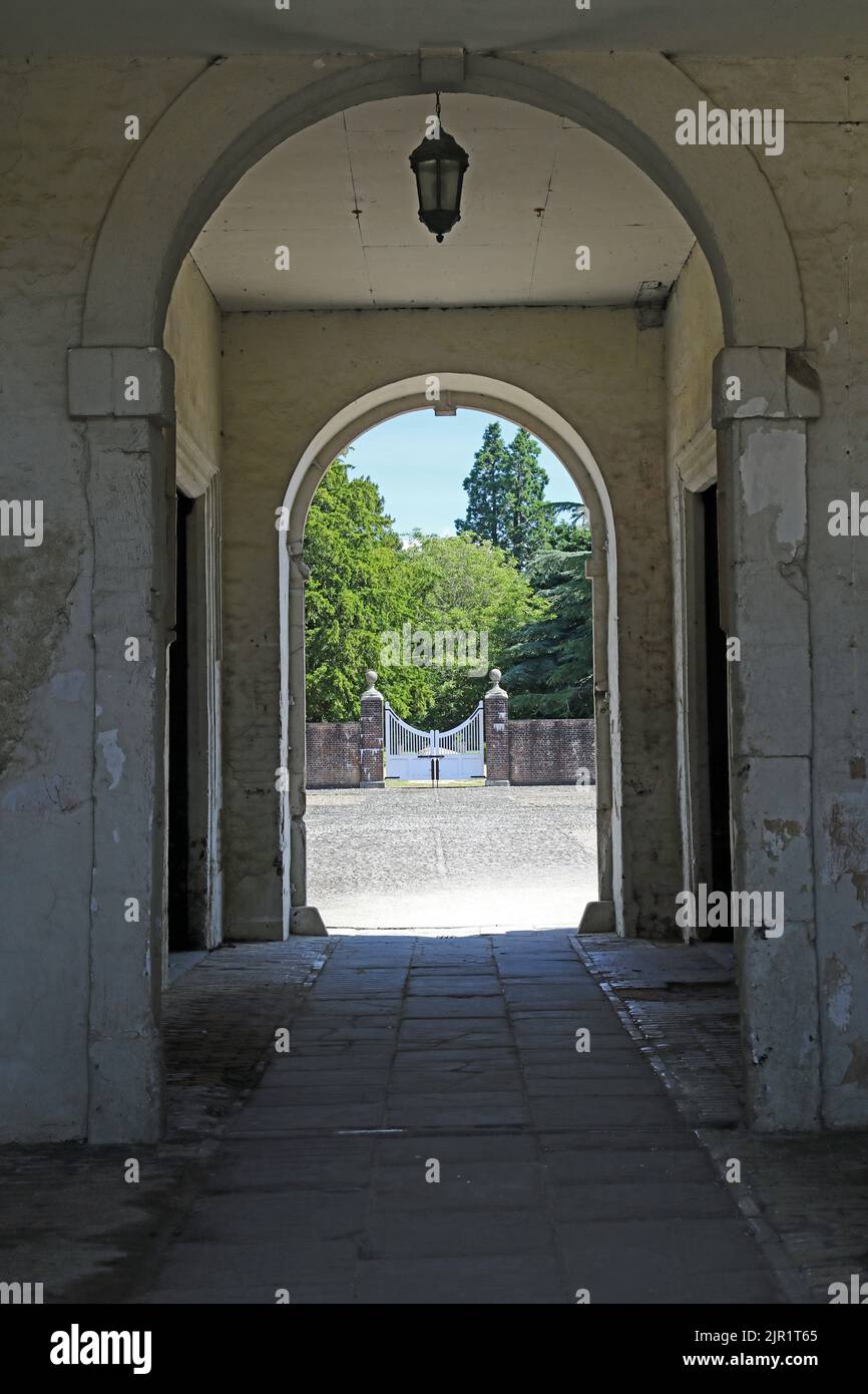 Historic building through arch hi-res stock photography and images - Alamy