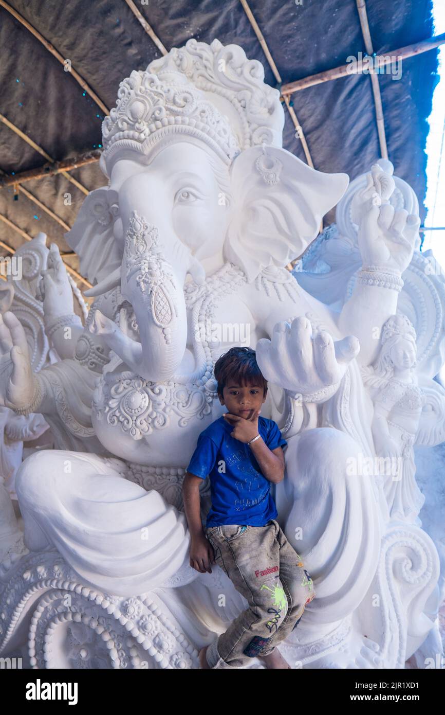 Idols on head hi-res stock photography and images - Alamy