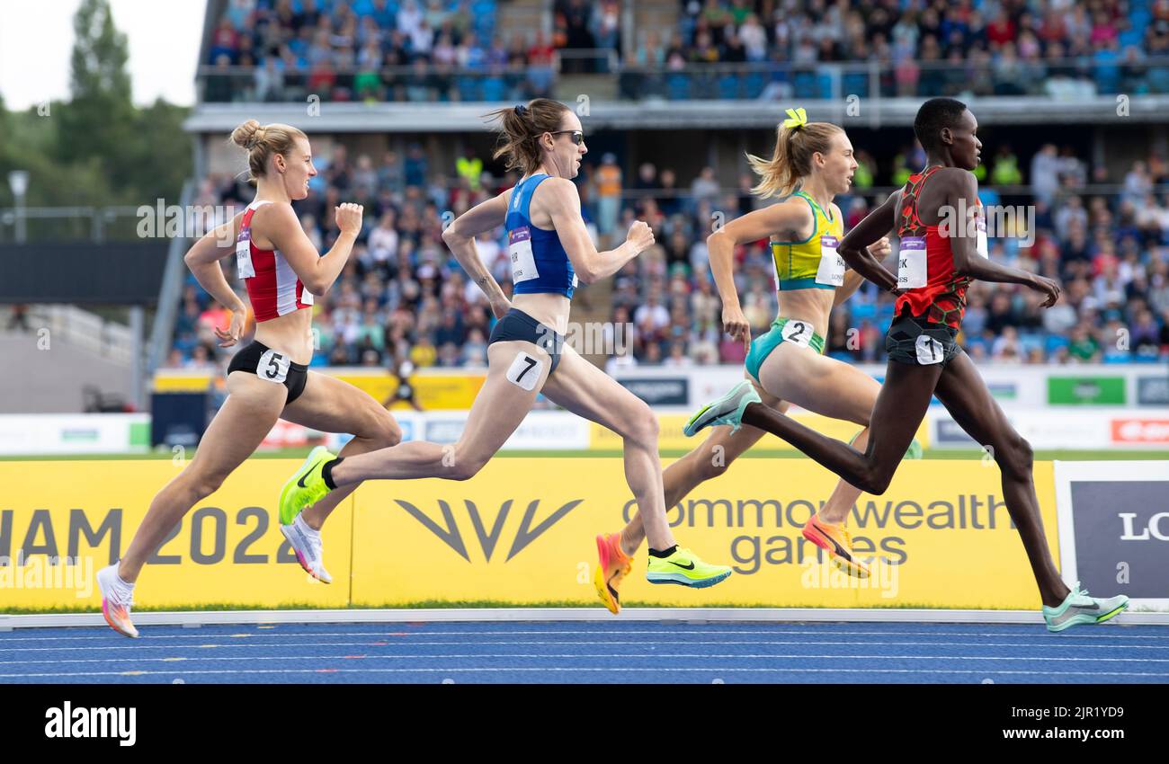 Melissa Courtney-Bryant of Wales and Laura Muir of Scotland competing ...