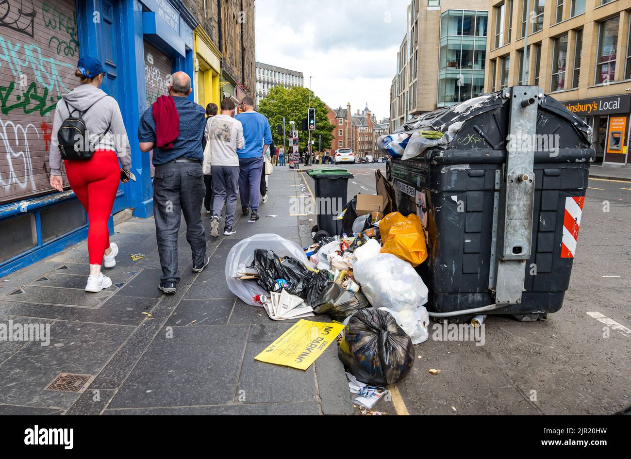 Edinburgh, Scotland, UK, 21st August 2022. Bins overflowing during binmen strike: on day 4 of ...