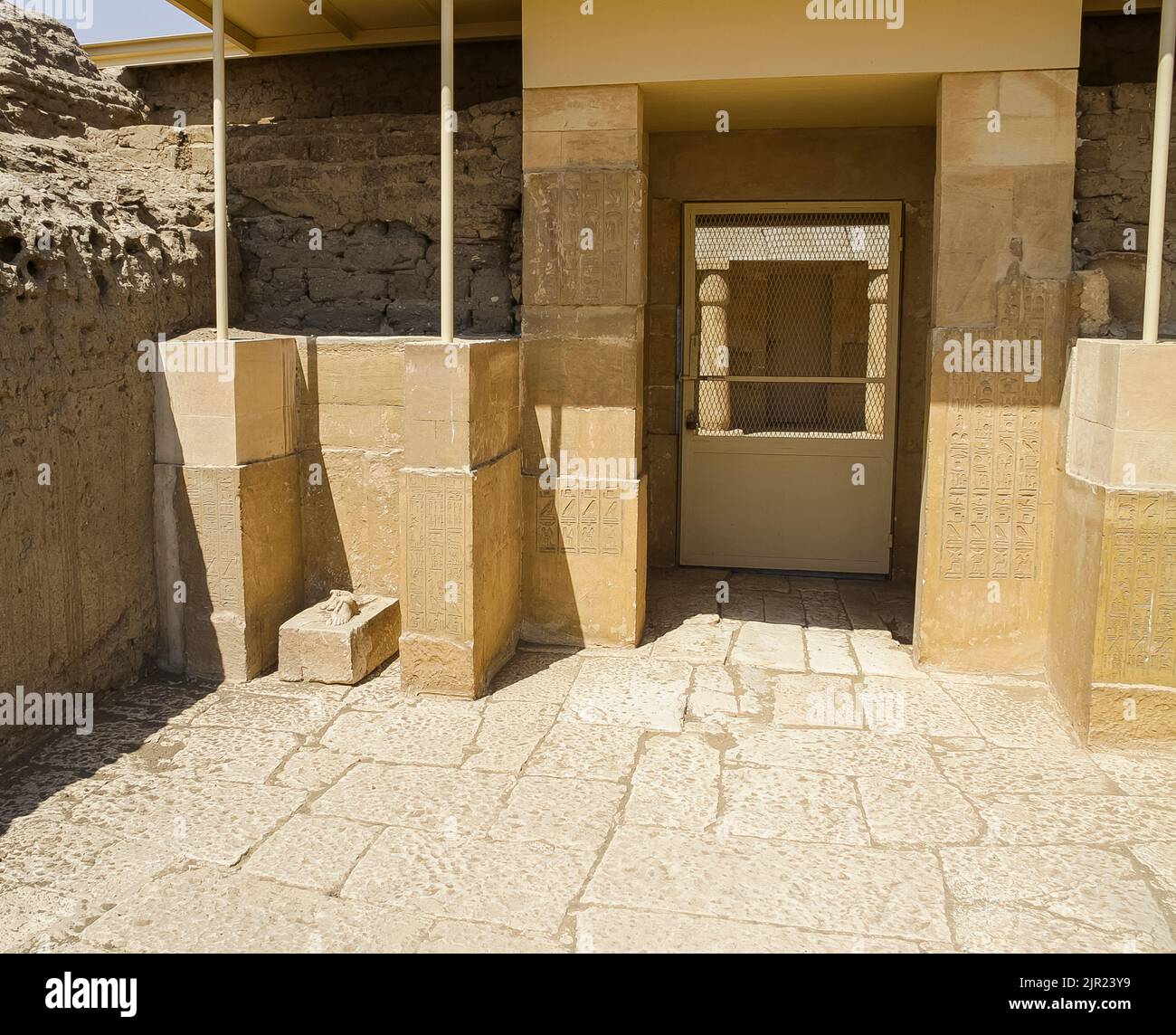 Egypt, Saqqara, tomb of Horemheb, statue room Stock Photo - Alamy