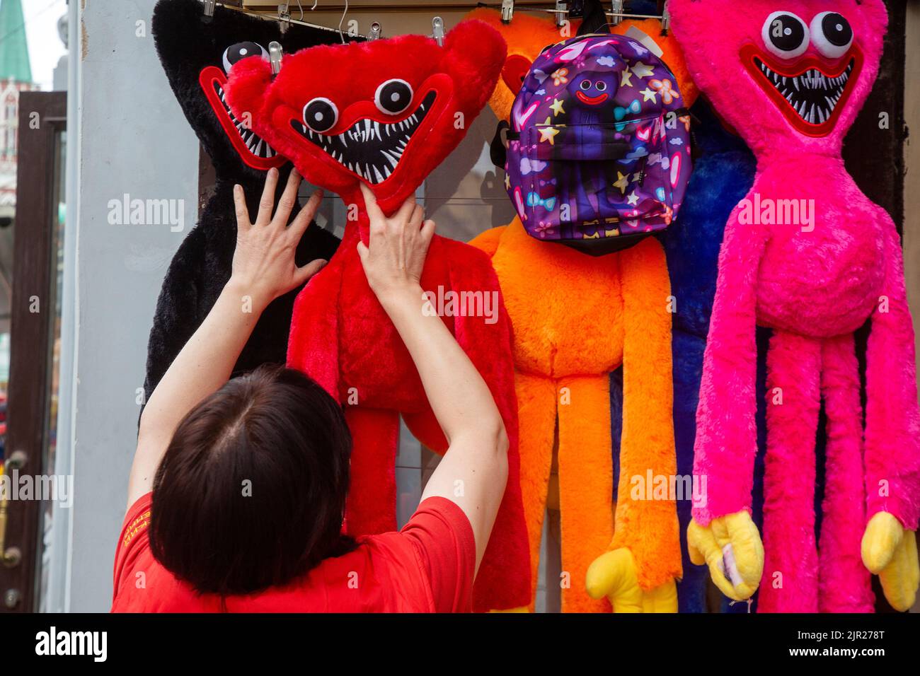Moscow, Russia. 21st of August, 2022. A saleswoman hangs a Huggy Wuggy ...