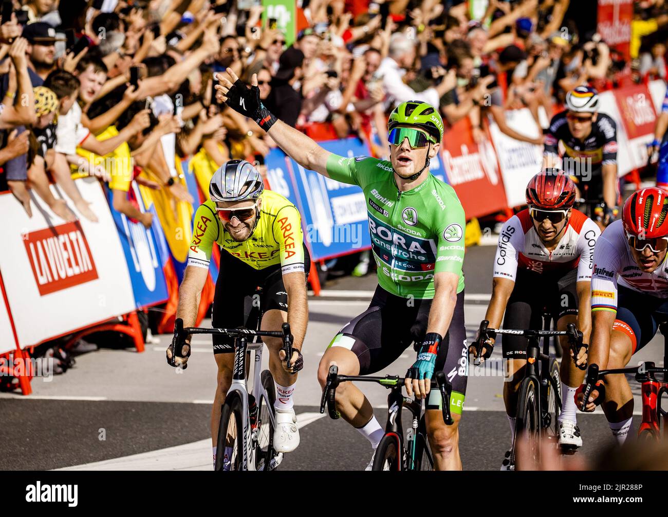 BREDA - Sam Bennett (Team Bora-Hansgrohe) (M) crosses the finish line ...