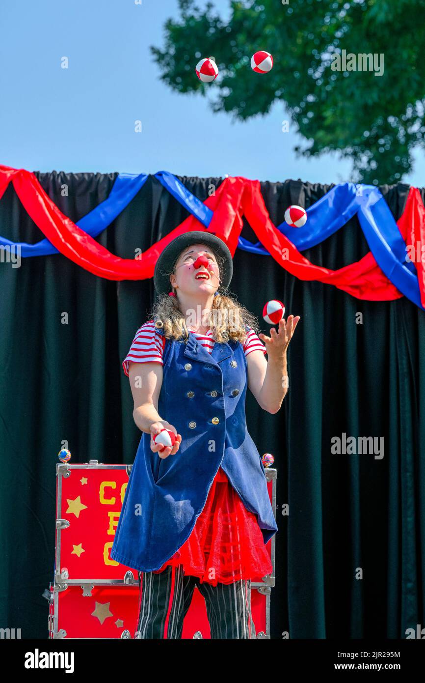 Cosmo's Pop-Up Circus, 5 ball juggling, Arts Alive Festival, Downtown ...