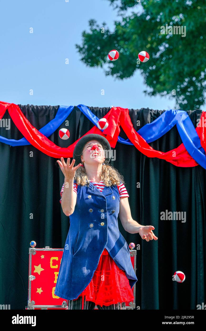 Cosmo's Pop-Up Circus, 5 ball juggling, Arts Alive Festival, Downtown ...