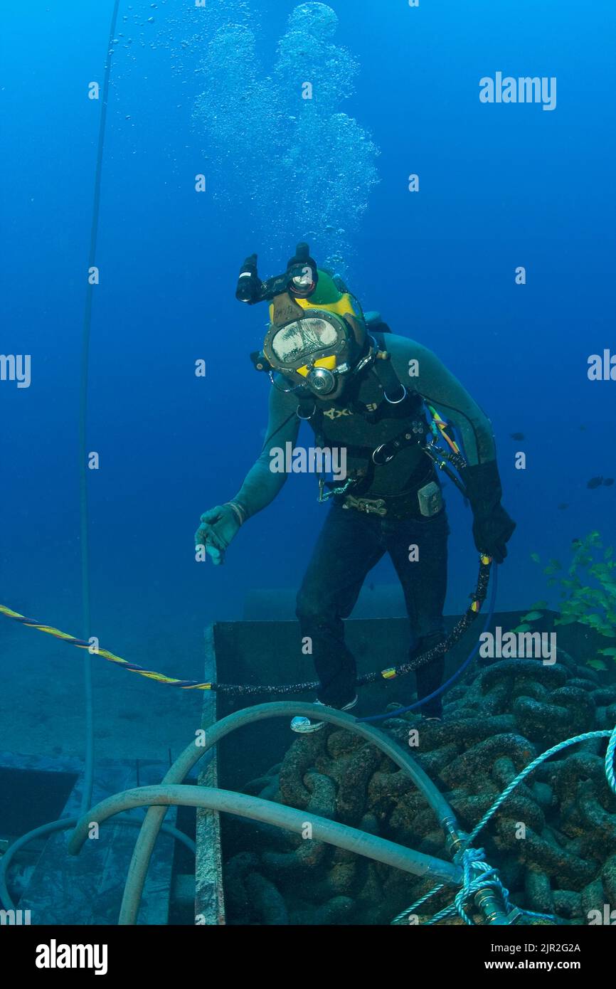 Hard hat diver hi-res stock photography and images - Alamy