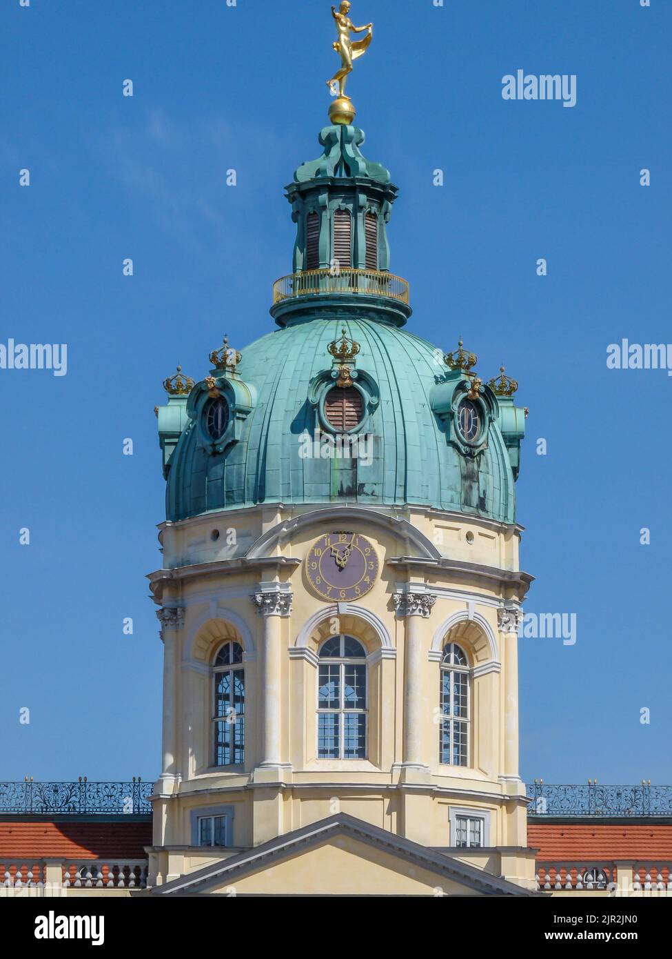 A tall historical museum with a blue sky above Stock Photo - Alamy