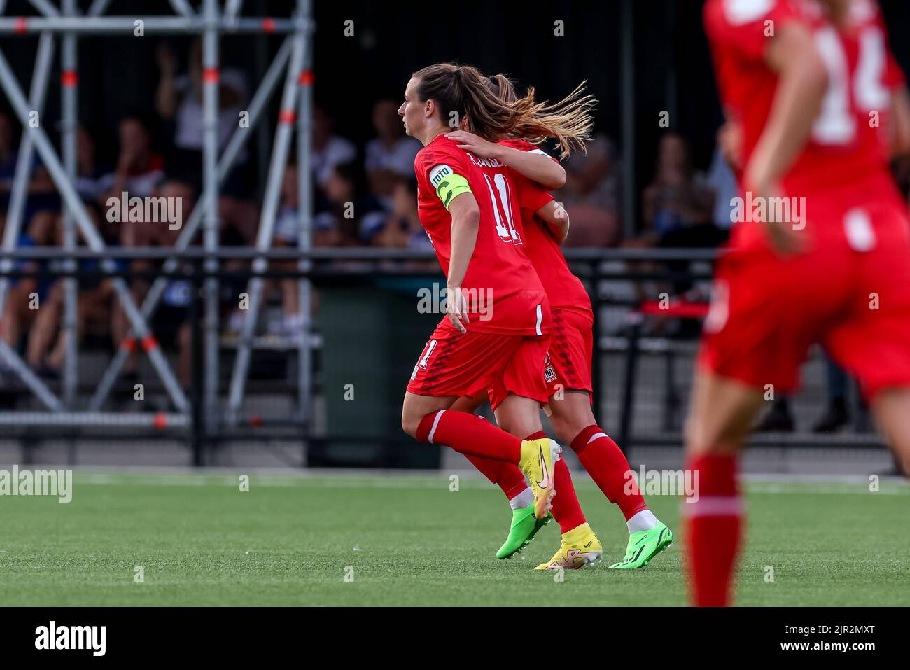 ENSCHEDE, NETHERLANDS - AUGUST 21: Renate Jansen of FC Twente celebrate ...