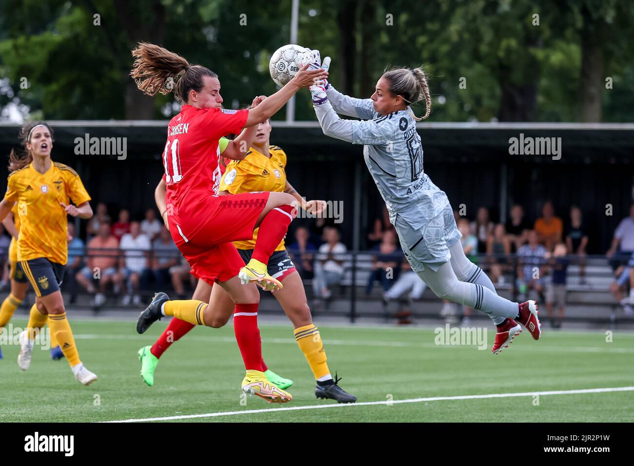 ENSCHEDE, NETHERLANDS - AUGUST 21: Renate Jansen of FC Twente ...