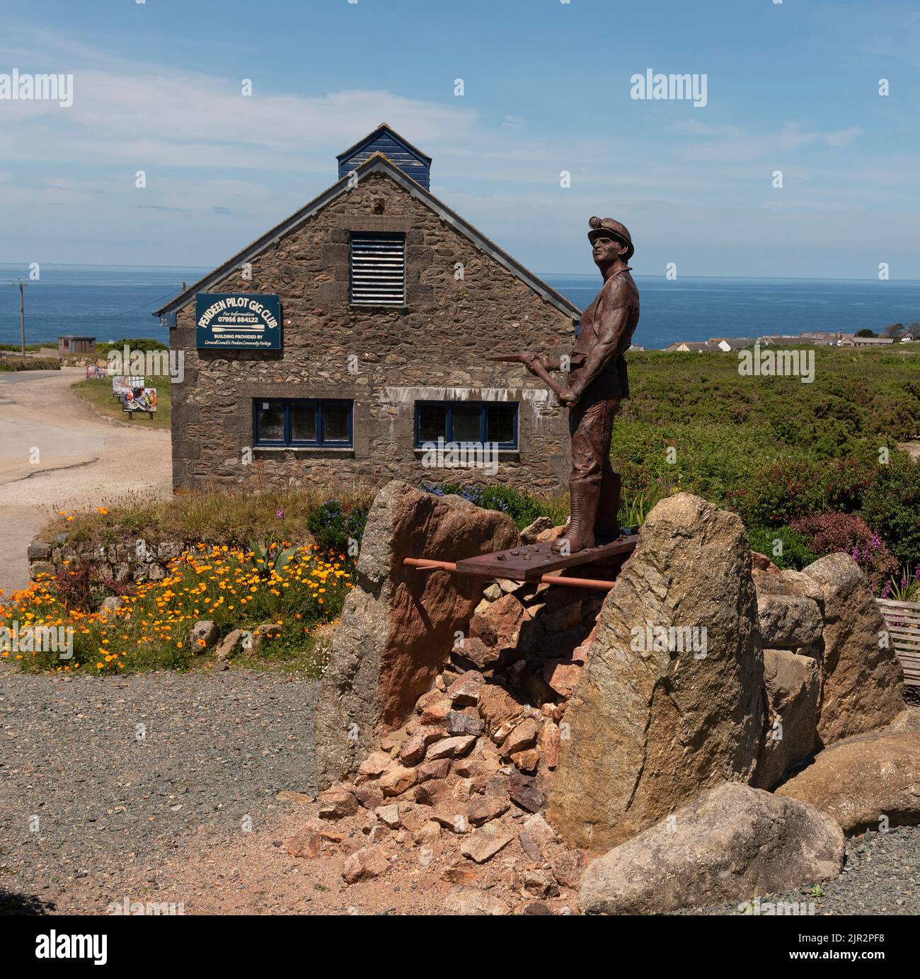 Pendeen, West Cornwall, England, UK. 2022, Bronze statue of a tin miner ...
