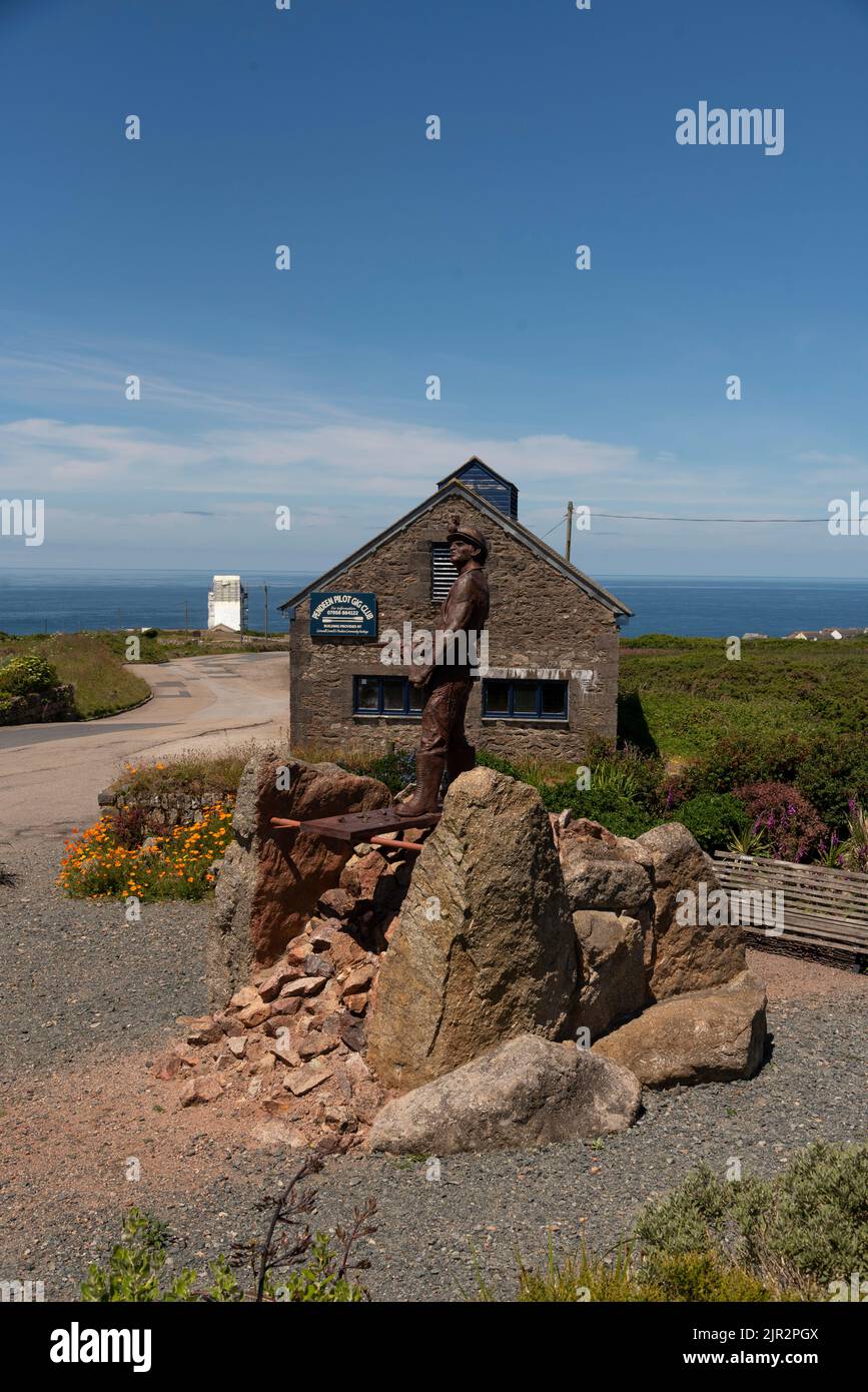 Pendeen, West Cornwall, England, UK. 2022, Bronze statue of a tin miner ...