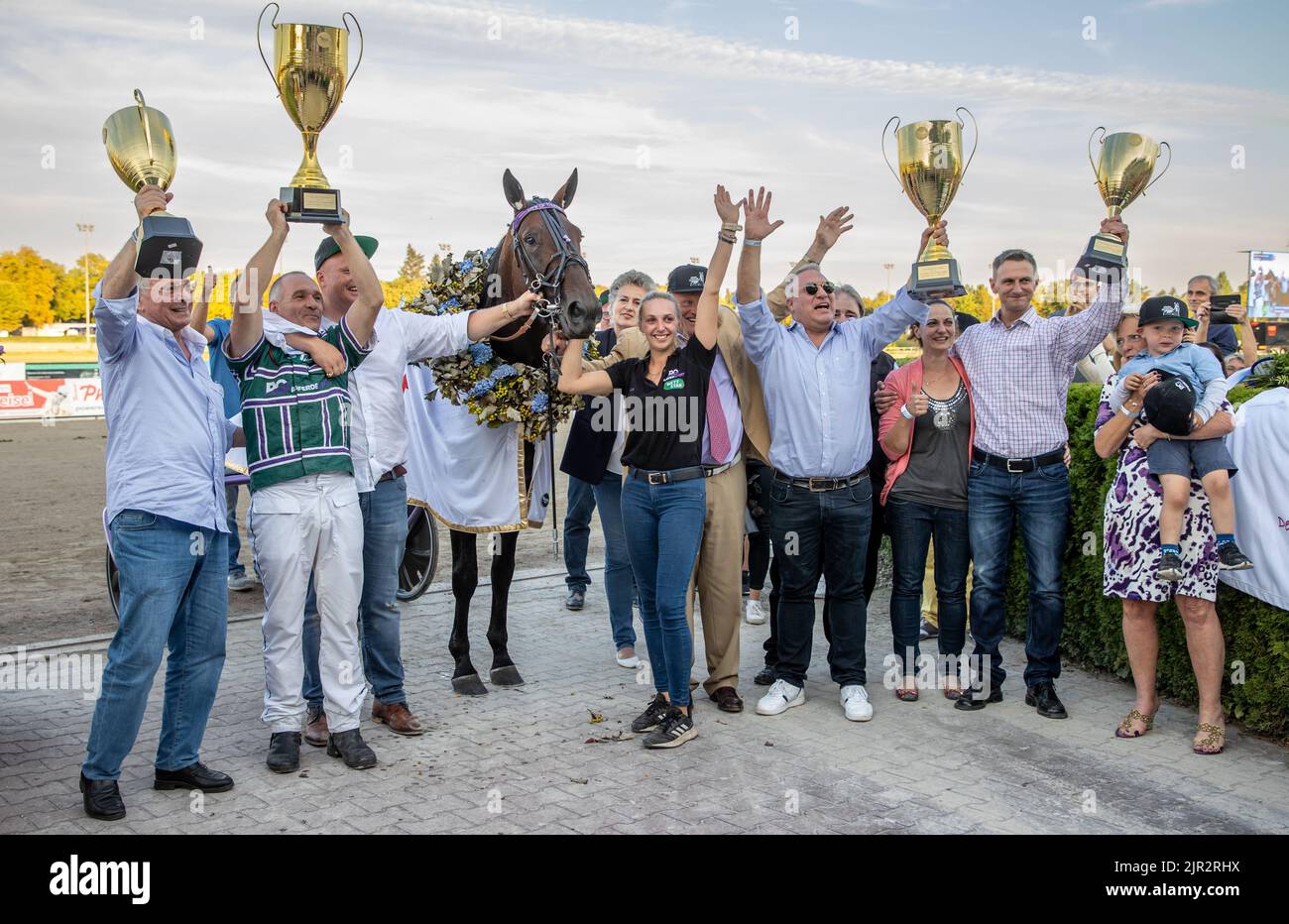 Berlin, Germany. 21st Aug, 2022. Horse racing: Trotting race, 127th ...