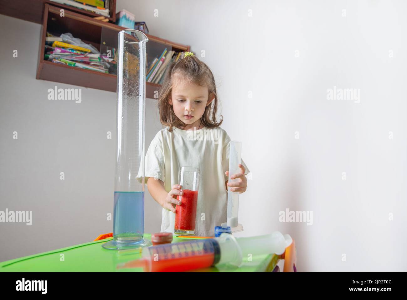 Chemical experiments children hi-res stock photography and images - Alamy