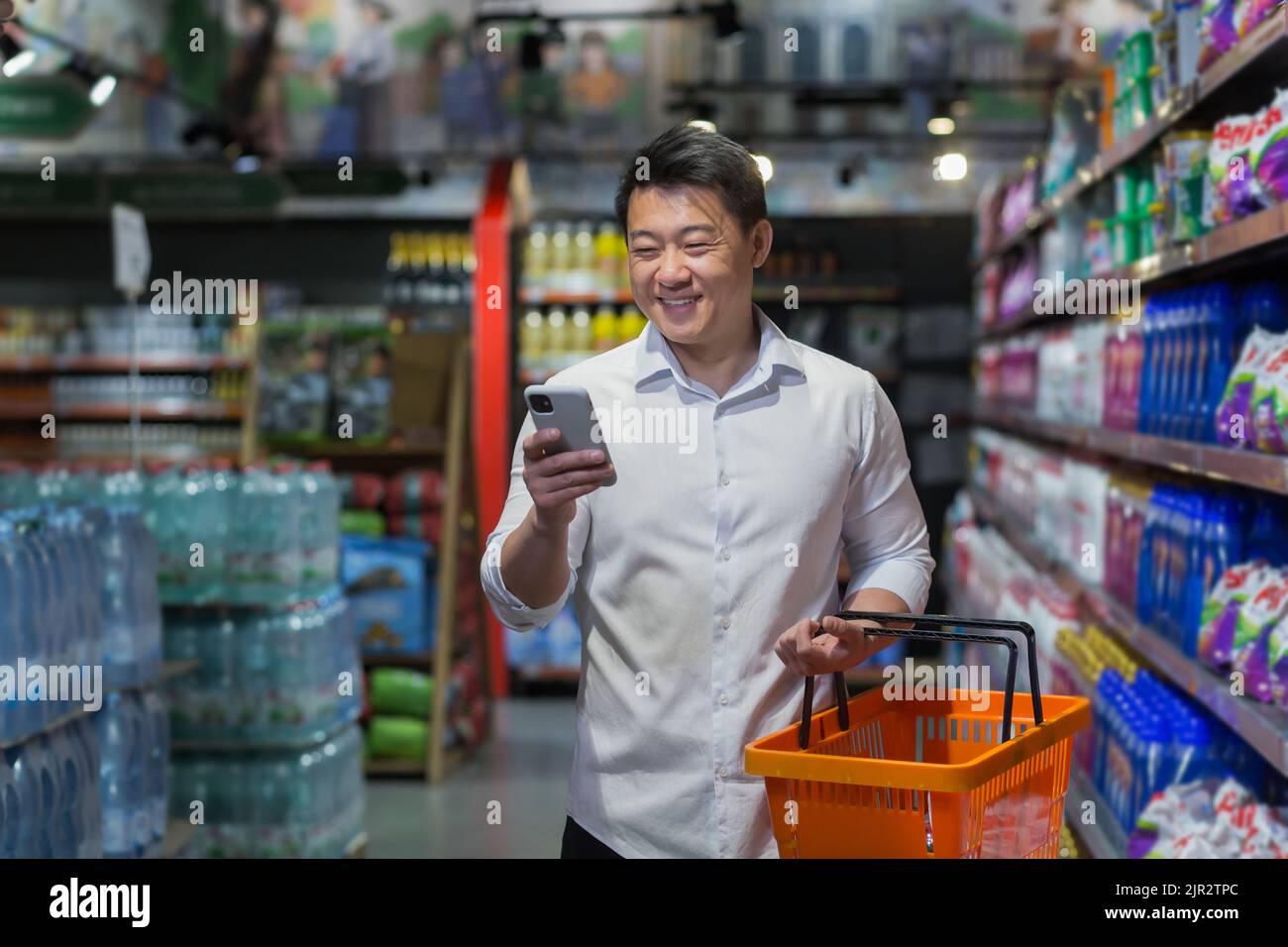 Customer in asian grocery store hi-res stock photography and images - Alamy