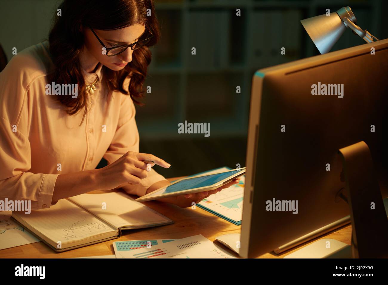 Business lady using application on tablet computer Stock Photo - Alamy