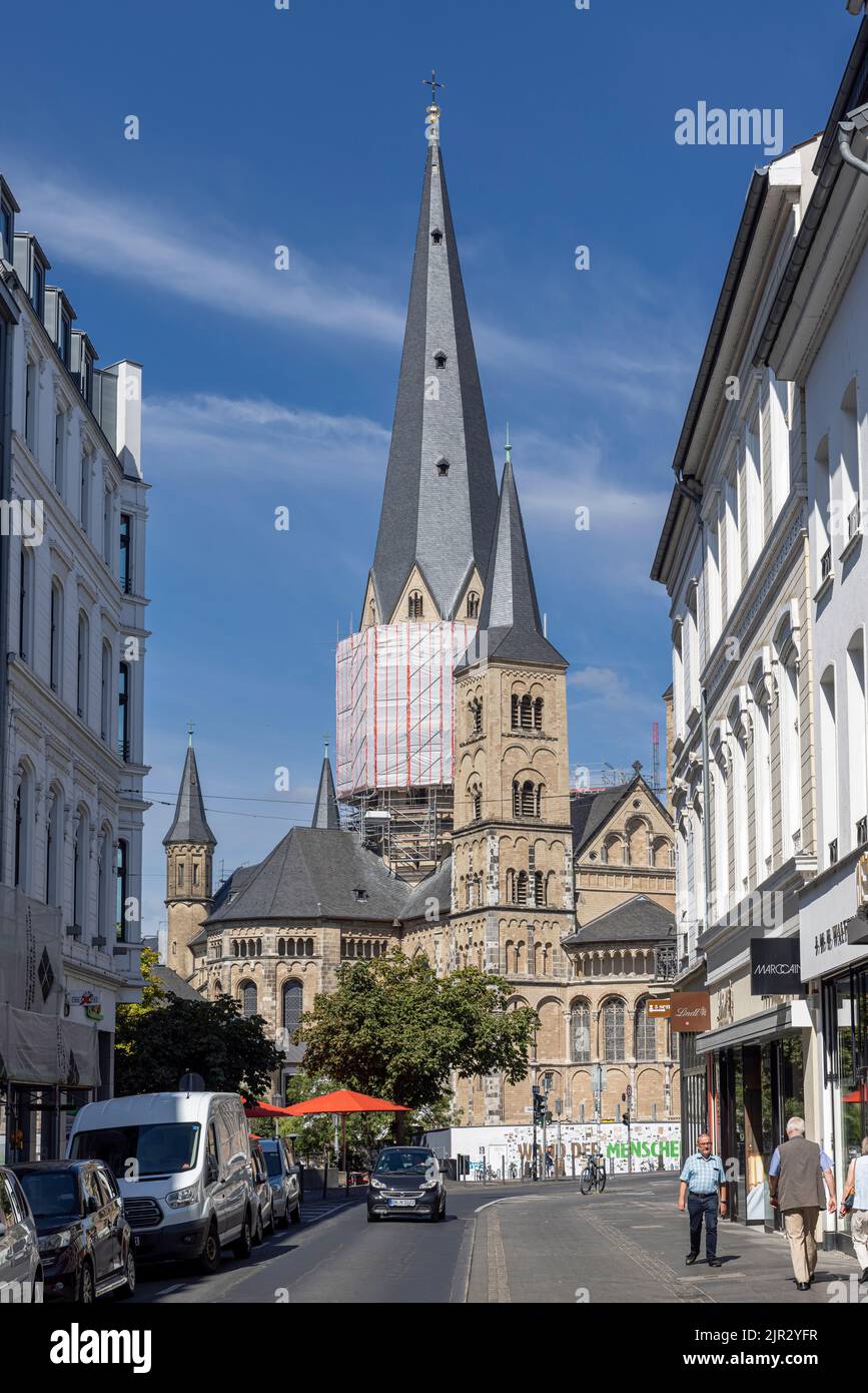 Historical buildings and narrow streets in Bonn on a bright summer day ...