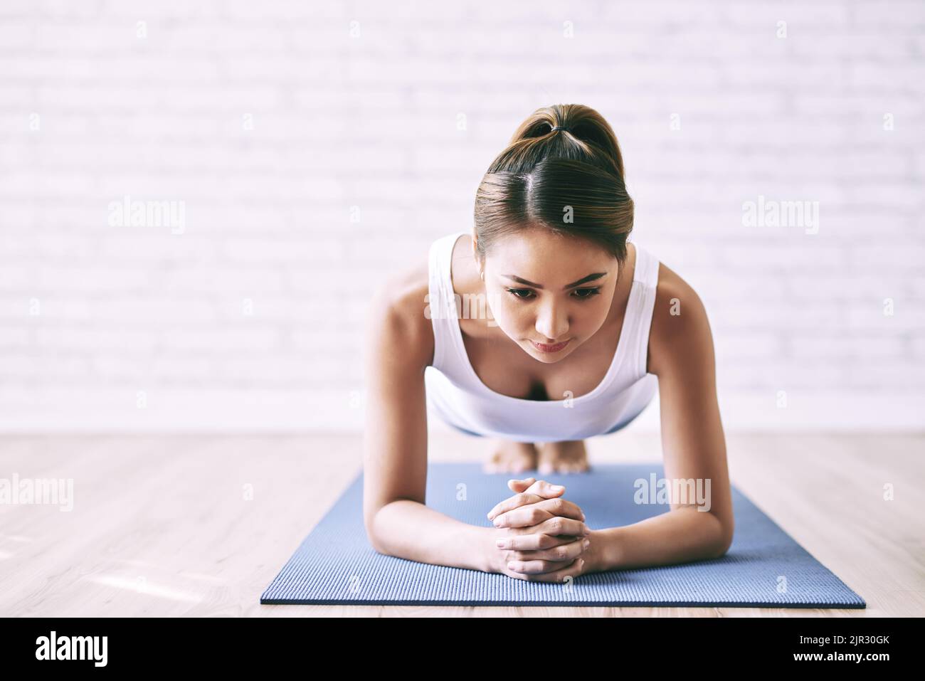 Asian young woman standing in plank position Stock Photo - Alamy