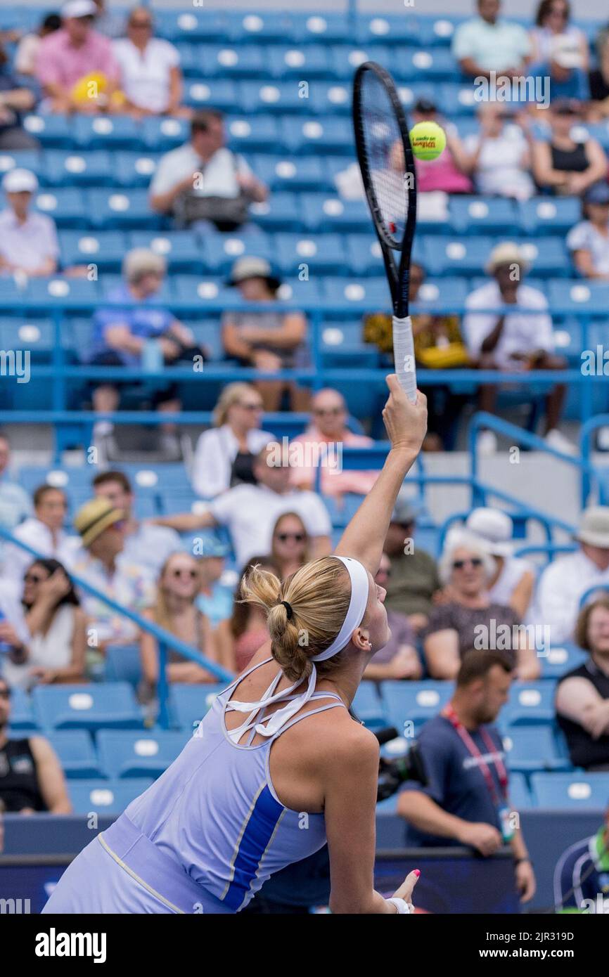 Mason, Ohio, USA. 21st Aug, 2022. Petra Kvitova (CZE) warms up prior to ...
