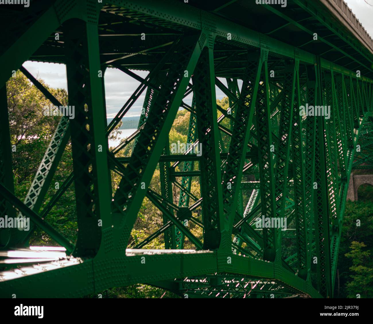 Metal framed bridge hi-res stock photography and images - Alamy