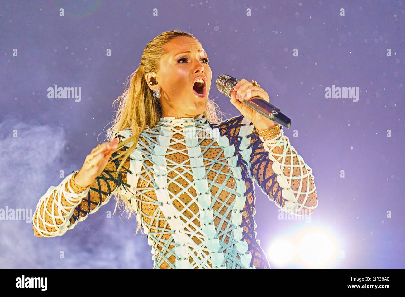 Gruppe posiert kamera hi-res stock photography and images - Alamy