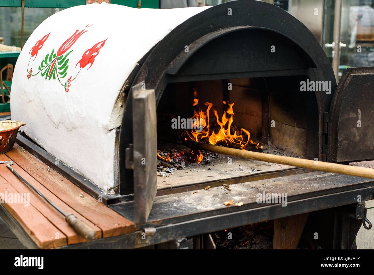 Hot red coals in oven hi-res stock photography and images - Alamy