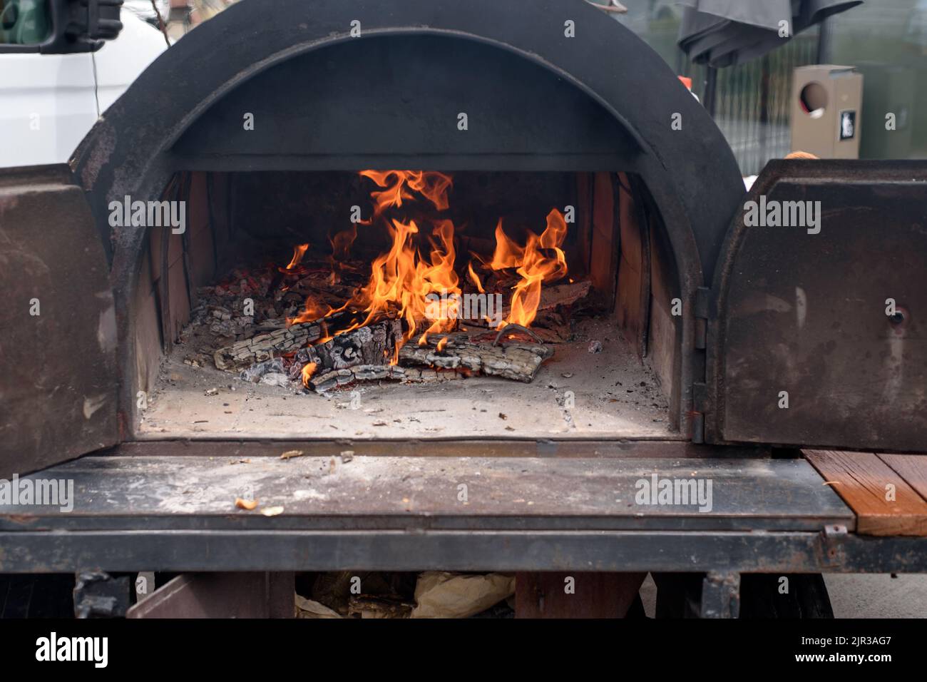Red coals in oven hi-res stock photography and images - Alamy