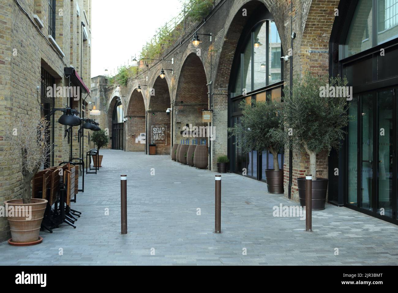 Flat iron square london hi-res stock photography and images - Alamy