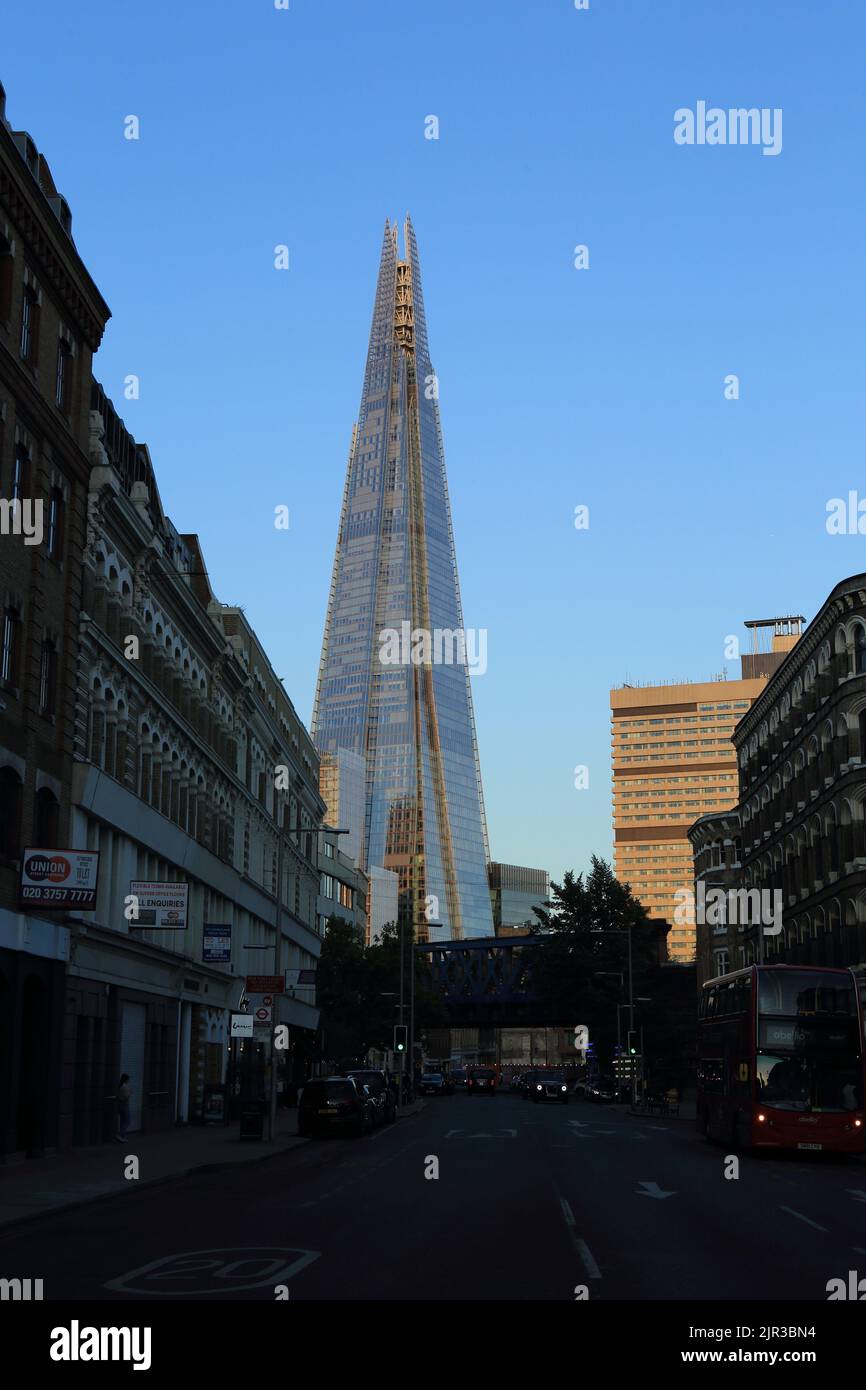 Flat iron square london hi-res stock photography and images - Alamy