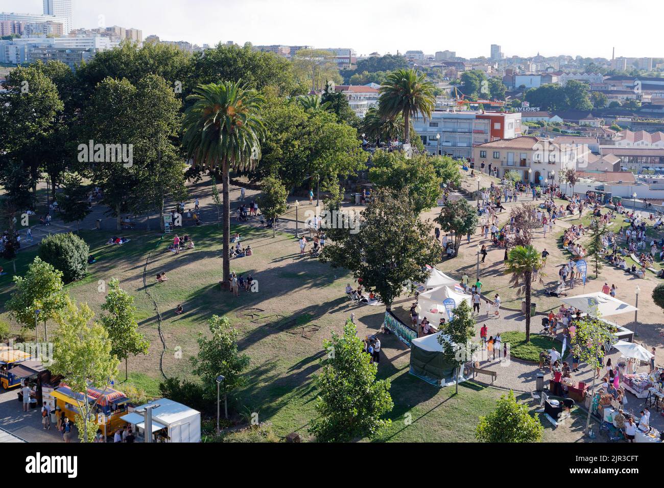 Tourists in Jardim do Morro on a summers evening, Vila Nova de Gaia ...