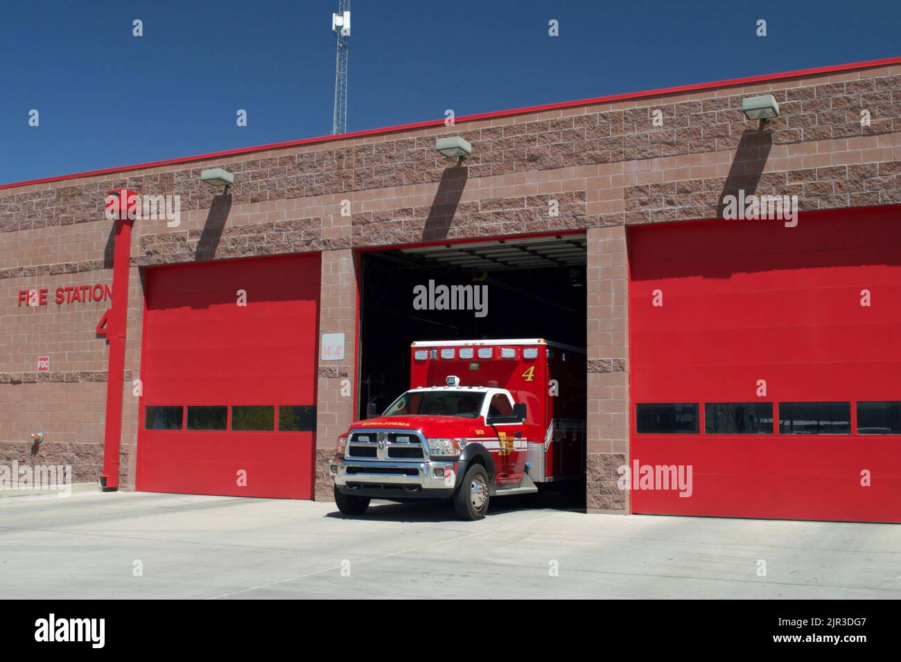 Emt worker hi-res stock photography and images - Alamy