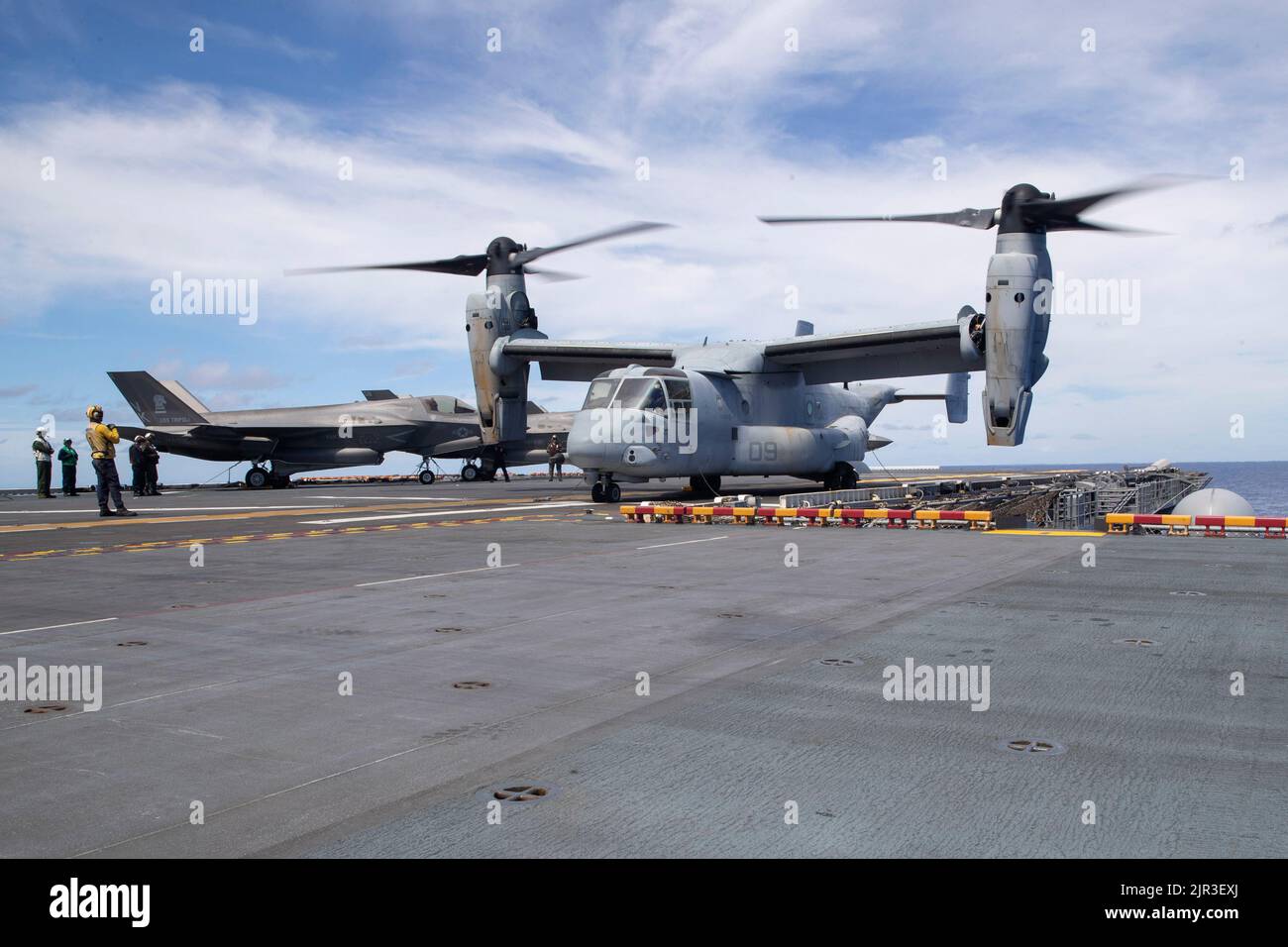 220819-N-XN177-1137 PHILIPPINE SEA (Aug. 19, 2022) – An MV-22 Osprey ...
