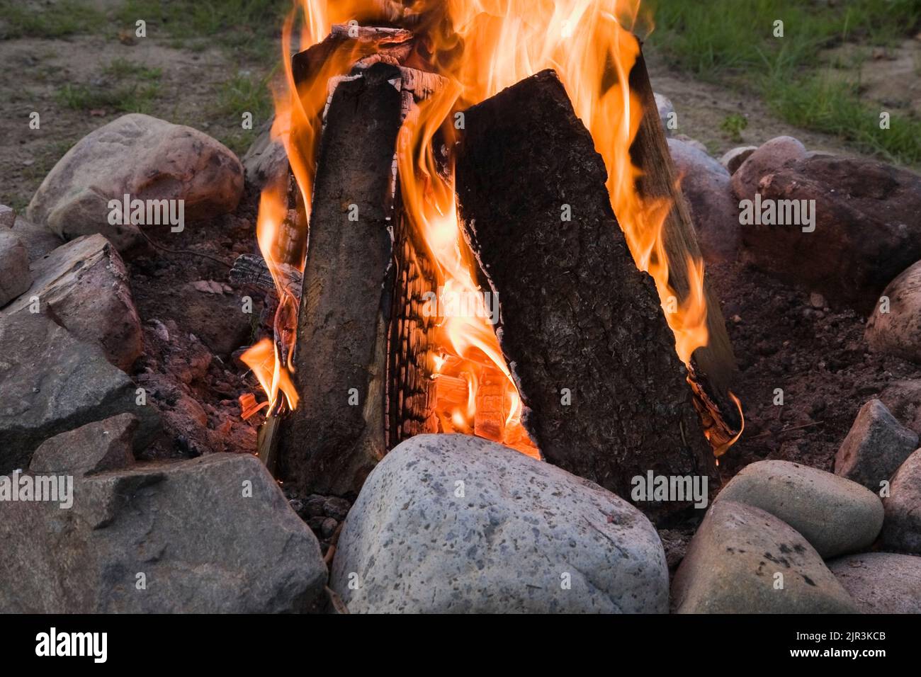 Campfire surrounded by rocks hi-res stock photography and images - Alamy